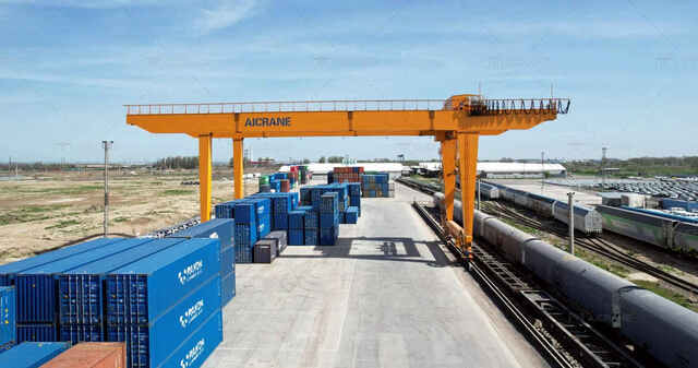How to Use a Container Gantry Crane for Container Stacking Operations ...